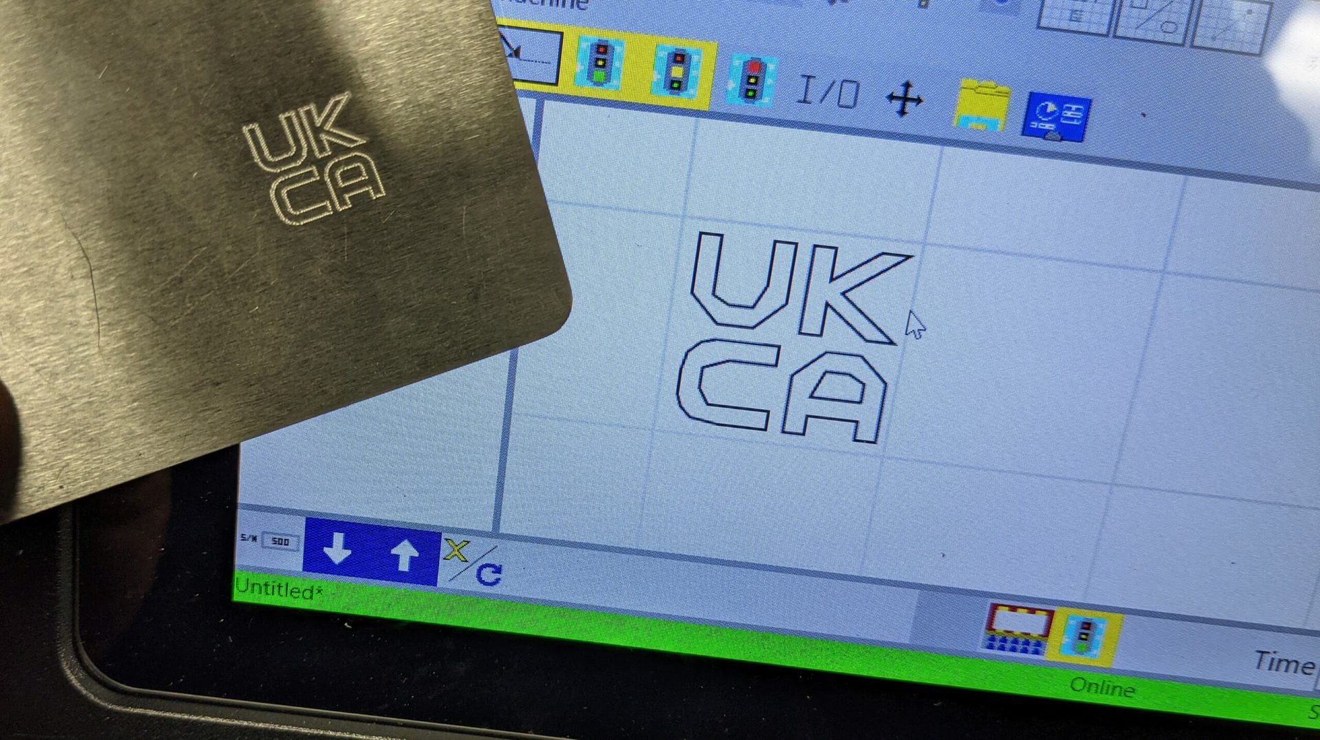 Markieren des UKCA-Logos mit Nadelprägeausrüstung - Telesis